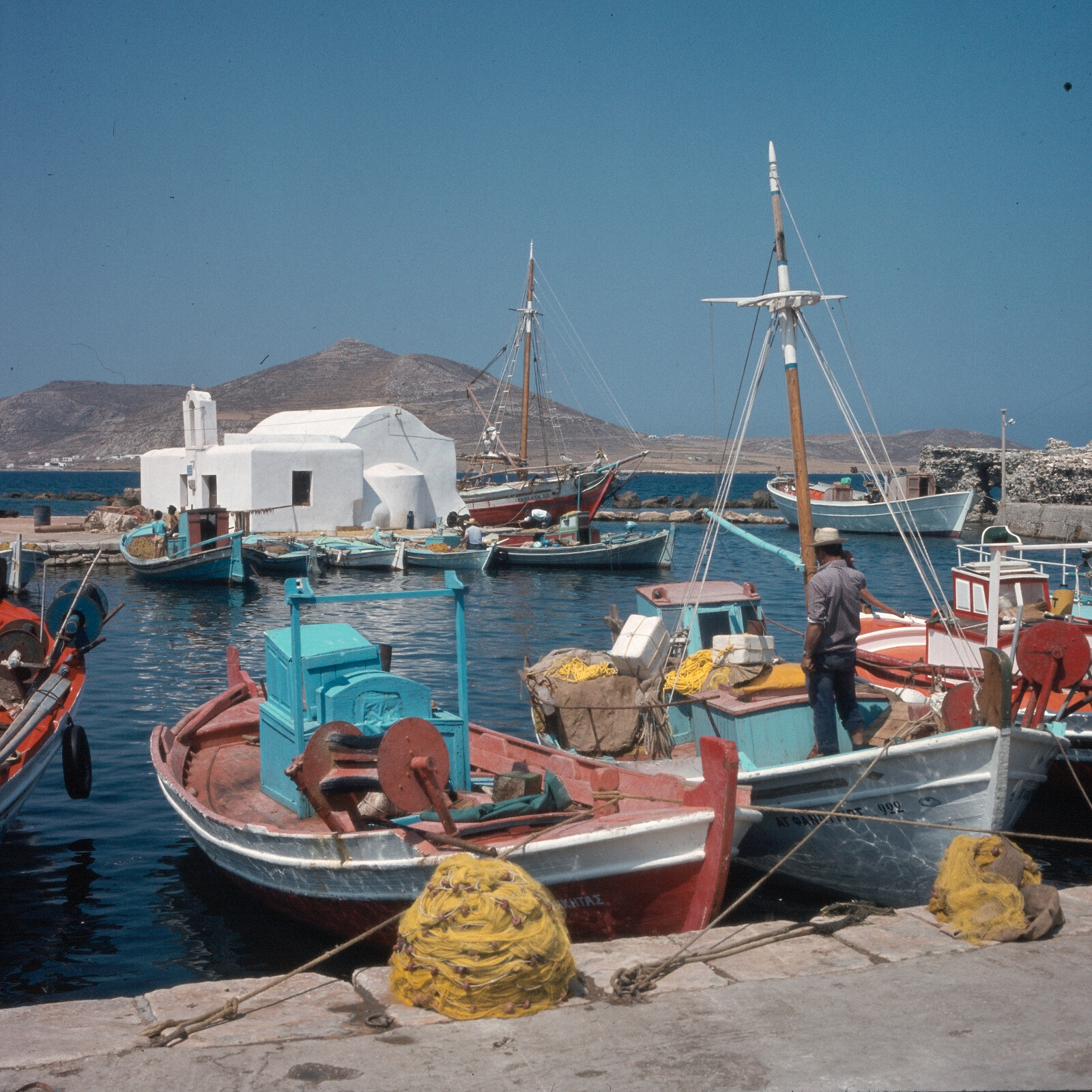 Λαβράκι και μπλου τζίν καμπάνα: Η ζωή των ψαράδων της Πάρου το '70 | LiFO